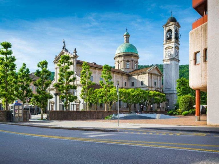 Chiasso: Crocevia Culturale e Storico tra Svizzera e Italia.